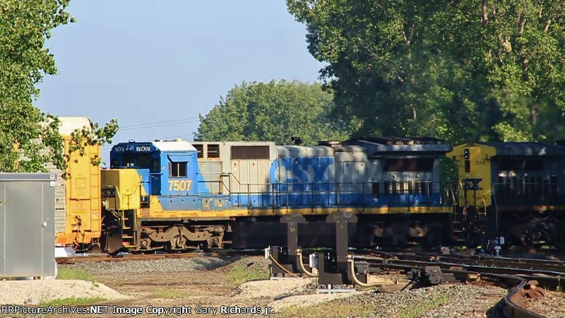 CSX 7507 & 524